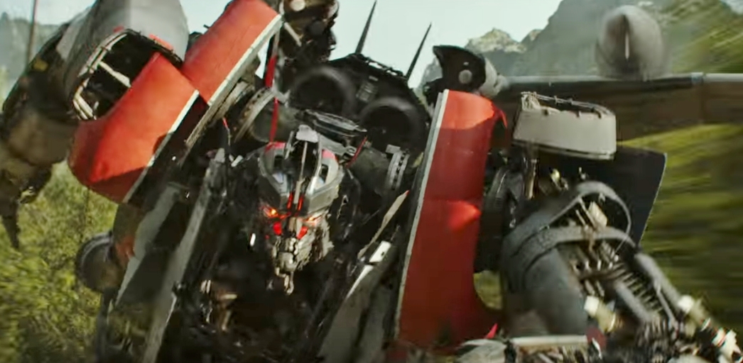 First Look: Hailee Steinfeld Stars In First Trailer For BUMBLEBEE - We ...